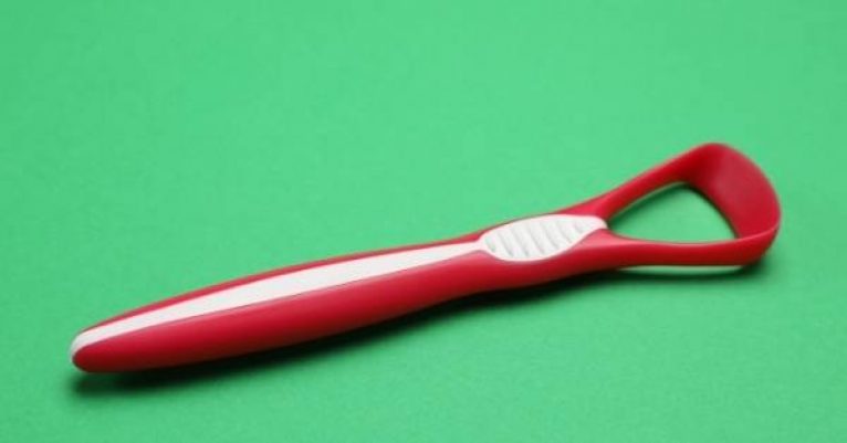 15 Benefits Of Tongue Scraping And How To Do It Properly!